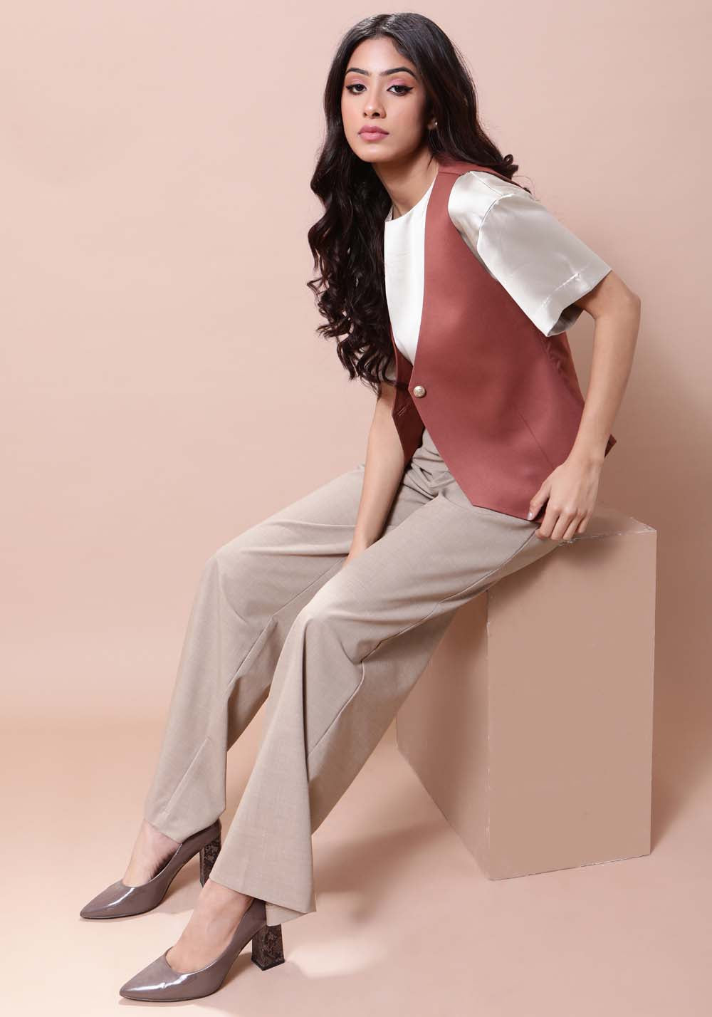 Women's Classic brown Waistcoat With Angular Hem – Entrepower